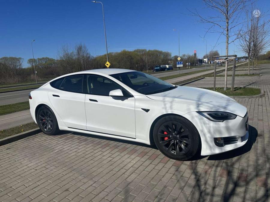 White Tesla Model S 2017 in Klaipeda, with an engine capacity of 0.00 L and mileage of 100 thousand km for 18000 €, photo 4 on AUTOMOTO.COM.LV