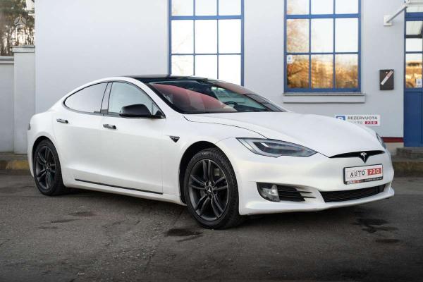 White Tesla Model S 2018 in Vilnius, with an engine capacity of 0.00 L and mileage of 217 thousand km for 25900 €, photo 1 on AUTOMOTO.COM.LV