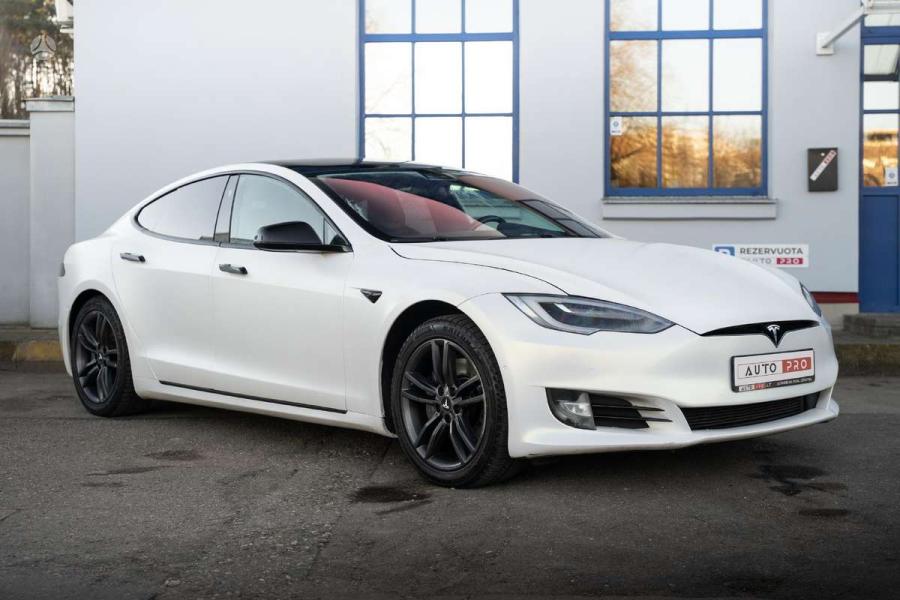 Balts Tesla Model S 2018 Viļņa, ar dzinēja tilpumu 0.00 L un nobraukumu 217 tūkst. km par 25900 €, foto 1 vietnē AUTOMOTO.COM.LV