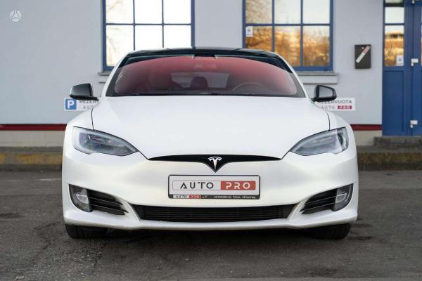 White Tesla Model S 2018 in Vilnius, with an engine capacity of 0.00 L and mileage of 217 thousand km for 25900 €, photo 2 on AUTOMOTO.COM.LV