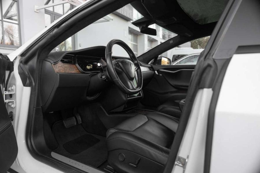 Balts Tesla Model S 2018 Viļņa, ar dzinēja tilpumu 0.00 L un nobraukumu 217 tūkst. km par 25900 €, foto 3 vietnē AUTOMOTO.COM.LV