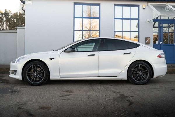 White Tesla Model S 2018 in Vilnius, with an engine capacity of 0.00 L and mileage of 217 thousand km for 25900 €, photo 5 on AUTOMOTO.COM.LV