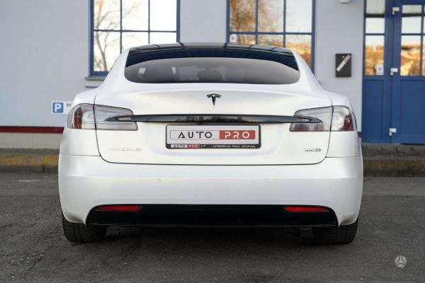 White Tesla Model S 2018 in Vilnius, with an engine capacity of 0.00 L and mileage of 217 thousand km for 25900 €, photo 6 on AUTOMOTO.COM.LV