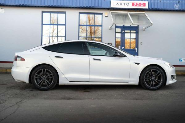 White Tesla Model S 2018 in Vilnius, with an engine capacity of 0.00 L and mileage of 217 thousand km for 25900 €, photo 9 on AUTOMOTO.COM.LV