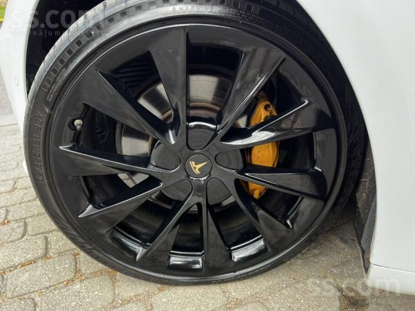White Tesla Model S 2019 in Riga, with an engine capacity of 0.00 L and mileage of 165 thousand km for 25900 €, photo 10 on AUTOMOTO.COM.LV