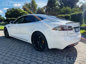 White Tesla Model S 2019 in Riga, with an engine capacity of 0.00 L and mileage of 165 thousand km for 25900 €, photo 4 on AUTOMOTO.COM.LV