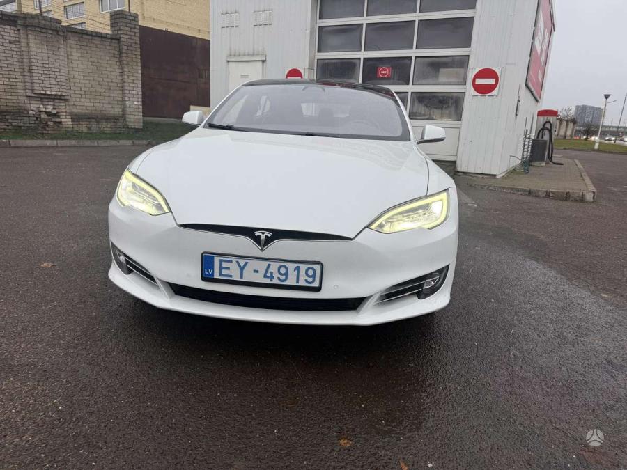 Balts Tesla Model S 2020 Kauņa, ar dzinēja tilpumu 0.00 L un nobraukumu 215 tūkst. km par 21000 €, foto 1 vietnē AUTOMOTO.COM.LV