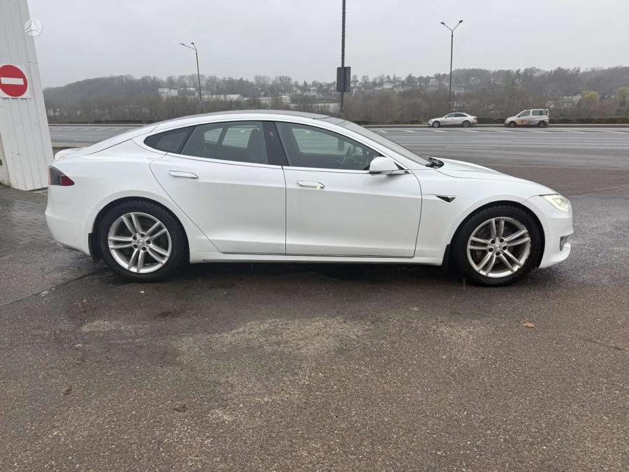 Balts Tesla Model S 2020 Kauņa, ar dzinēja tilpumu 0.00 L un nobraukumu 215 tūkst. km par 21000 €, foto 4 vietnē AUTOMOTO.COM.LV