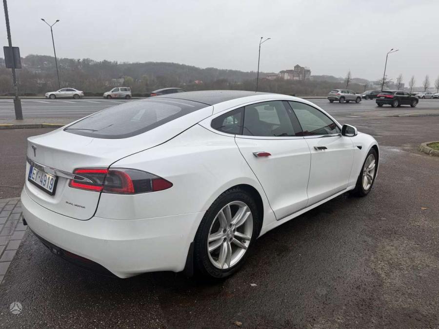 Balts Tesla Model S 2020 Kauņa, ar dzinēja tilpumu 0.00 L un nobraukumu 215 tūkst. km par 21000 €, foto 5 vietnē AUTOMOTO.COM.LV