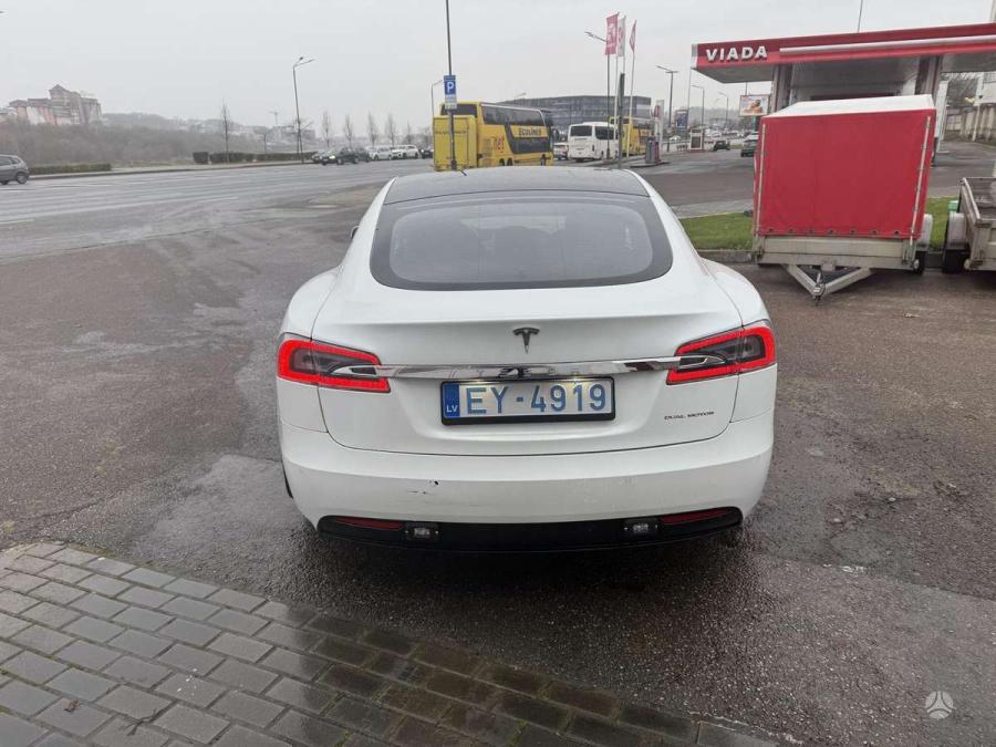 Balts Tesla Model S 2020 Kauņa, ar dzinēja tilpumu 0.00 L un nobraukumu 215 tūkst. km par 21000 €, foto 6 vietnē AUTOMOTO.COM.LV