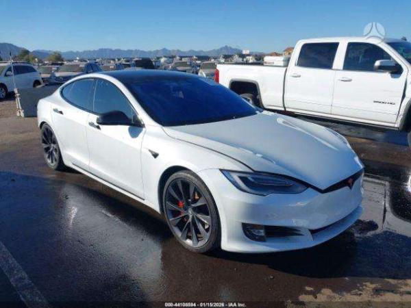 White Tesla Model S 2020 in Klaipeda, with an engine capacity of 0.00 L and mileage of 116 thousand km for 13000 €, photo 1 on AUTOMOTO.COM.LV