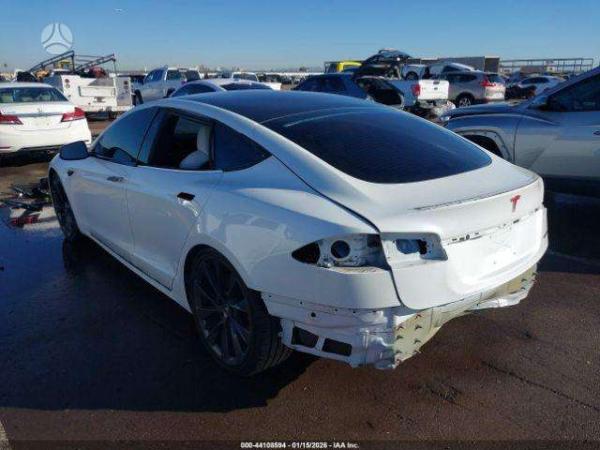 White Tesla Model S 2020 in Klaipeda, with an engine capacity of 0.00 L and mileage of 116 thousand km for 13000 €, photo 3 on AUTOMOTO.COM.LV