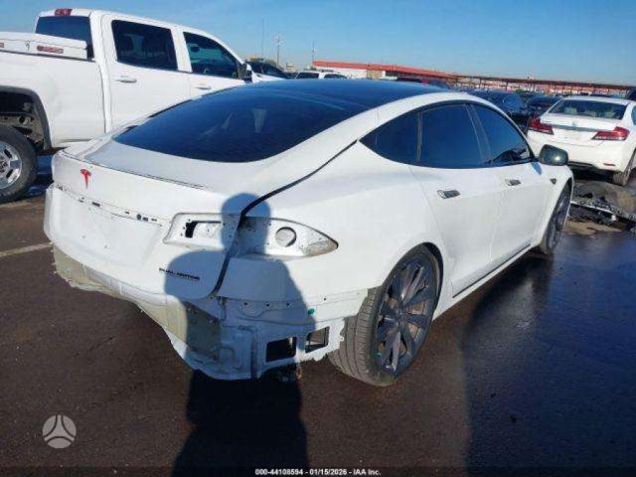 Balts Tesla Model S 2020 Klaipėda, ar dzinēja tilpumu 0.00 L un nobraukumu 116 tūkst. km par 13000 €, foto 4 vietnē AUTOMOTO.COM.LV