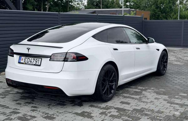 White Tesla Model S 2022 in Vilnius, with an engine capacity of 0.00 L and mileage of 112 thousand km for 37400 €, photo 4 on AUTOMOTO.COM.LV