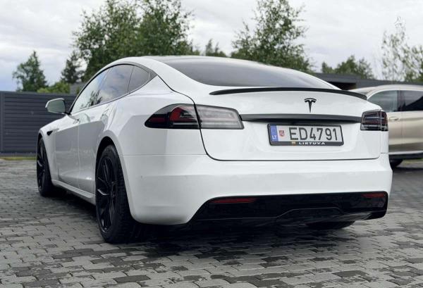 White Tesla Model S 2022 in Vilnius, with an engine capacity of 0.00 L and mileage of 112 thousand km for 37400 €, photo 5 on AUTOMOTO.COM.LV