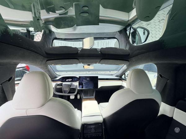 White Tesla Model S 2022 in Vilnius, with an engine capacity of 0.00 L and mileage of 112 thousand km for 37400 €, photo 6 on AUTOMOTO.COM.LV