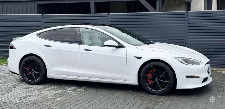 White Tesla Model S 2022 in Vilnius, with an engine capacity of 0.00 L and mileage of 112 thousand km for 37400 €, photo 1 on AUTOMOTO.COM.LV