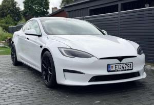 White Tesla Model S 2022 in Vilnius, with an engine capacity of 0.00 L and mileage of 112 thousand km for 37400 €, photo 3 on AUTOMOTO.COM.LV