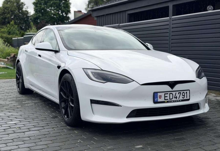 White Tesla Model S 2022 in Vilnius, with an engine capacity of 0.00 L and mileage of 112 thousand km for 37400 €, photo 3 on AUTOMOTO.COM.LV