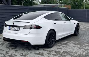 White Tesla Model S 2022 in Vilnius, with an engine capacity of 0.00 L and mileage of 112 thousand km for 37400 €, photo 5 on AUTOMOTO.COM.LV