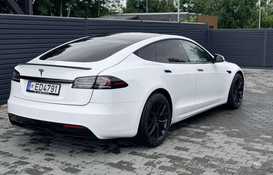 White Tesla Model S 2022 in Vilnius, with an engine capacity of 0.00 L and mileage of 112 thousand km for 37400 €, photo 5 on AUTOMOTO.COM.LV