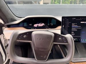 White Tesla Model S 2022 in Vilnius, with an engine capacity of 0.00 L and mileage of 112 thousand km for 37400 €, photo 8 on AUTOMOTO.COM.LV