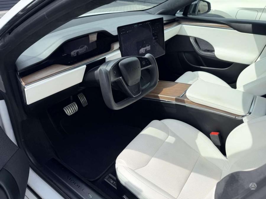 White Tesla Model S 2022 in Vilnius, with an engine capacity of 0.00 L and mileage of 112 thousand km for 37400 €, photo 9 on AUTOMOTO.COM.LV