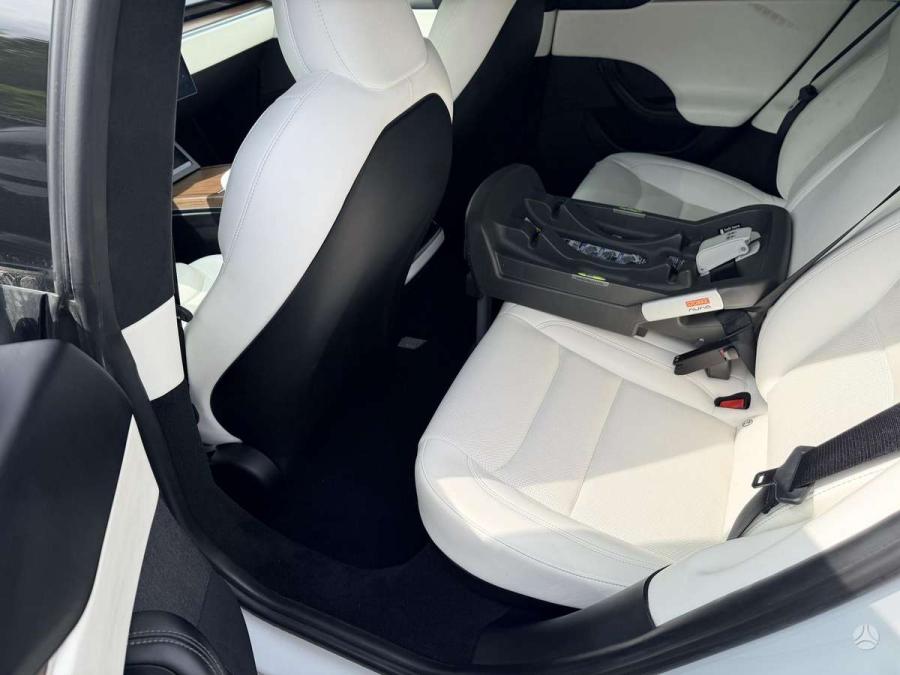White Tesla Model S 2022 in Vilnius, with an engine capacity of 0.00 L and mileage of 112 thousand km for 37400 €, photo 10 on AUTOMOTO.COM.LV