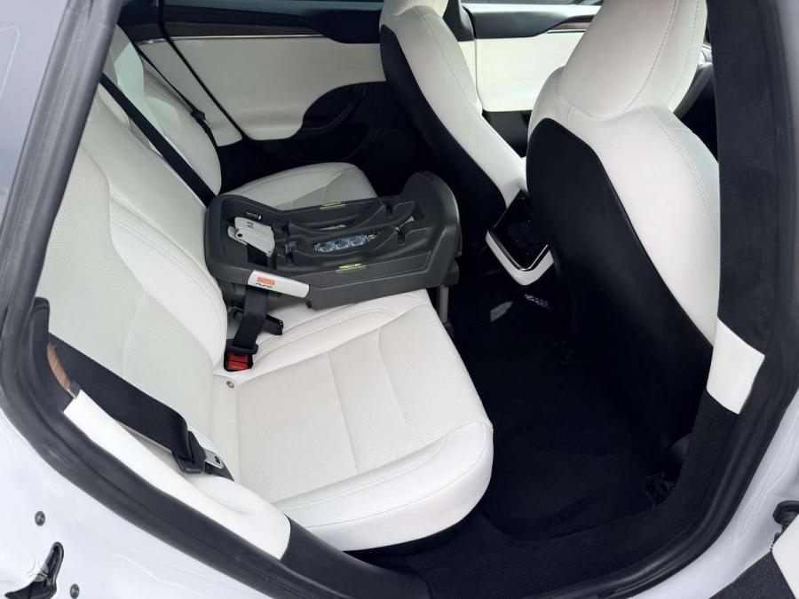 White Tesla Model S 2022 in Vilnius, with an engine capacity of 0.00 L and mileage of 112 thousand km for 37400 €, photo 11 on AUTOMOTO.COM.LV