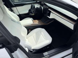 White Tesla Model S 2022 in Vilnius, with an engine capacity of 0.00 L and mileage of 112 thousand km for 37400 €, photo 12 on AUTOMOTO.COM.LV