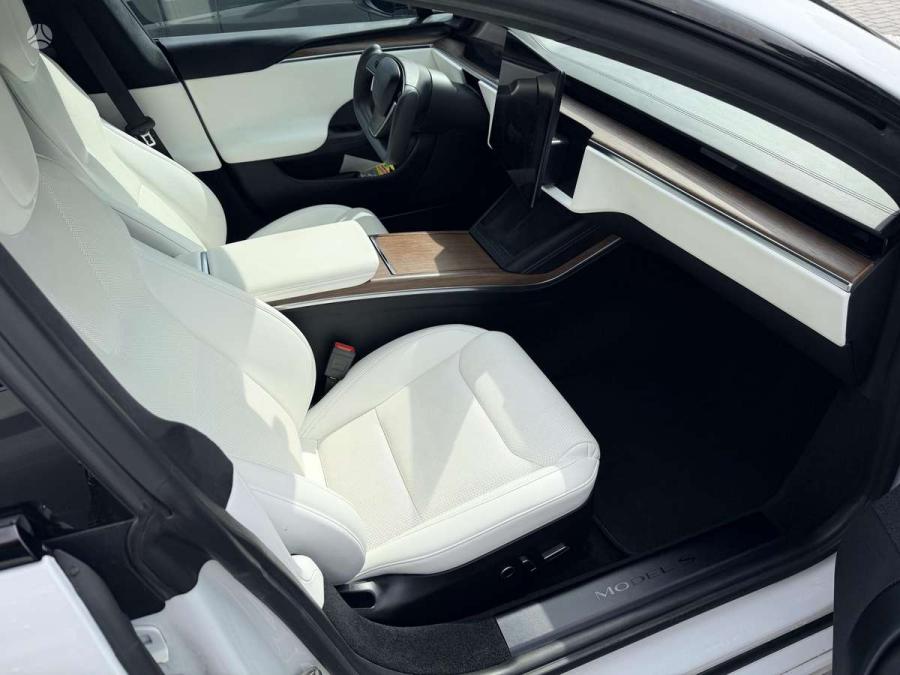 White Tesla Model S 2022 in Vilnius, with an engine capacity of 0.00 L and mileage of 112 thousand km for 37400 €, photo 12 on AUTOMOTO.COM.LV