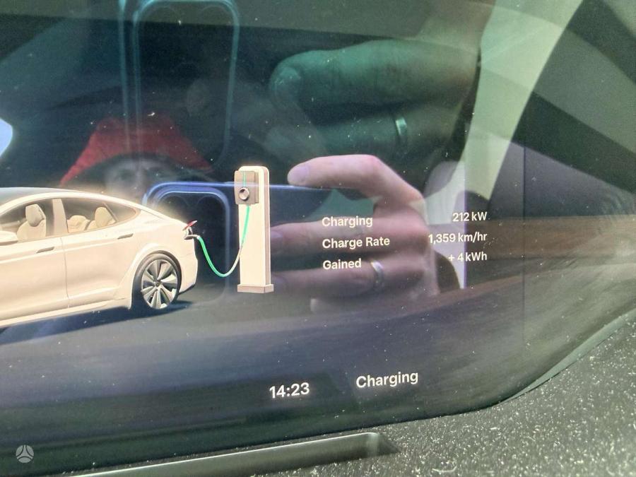 White Tesla Model S 2022 in Vilnius, with an engine capacity of 0.00 L and mileage of 112 thousand km for 37400 €, photo 17 on AUTOMOTO.COM.LV