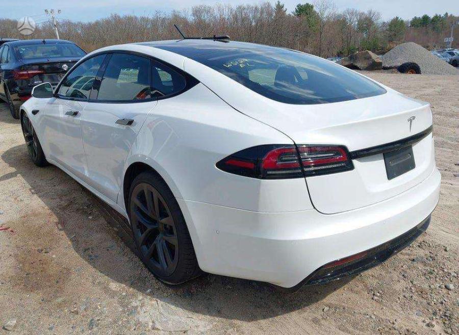 White Tesla Model S 2022 in Klaipeda, with an engine capacity of 0.00 L and mileage of 72 thousand km for 25900 €, photo 4 on AUTOMOTO.COM.LV