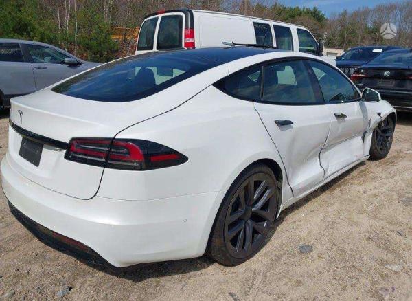 Balts Tesla Model S 2022 Klaipėda, ar dzinēja tilpumu 0.00 L un nobraukumu 72 tūkst. km par 25900 €, foto 4 vietnē AUTOMOTO.COM.LV