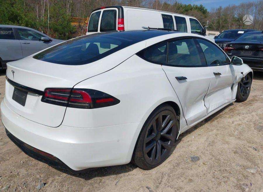 White Tesla Model S 2022 in Klaipeda, with an engine capacity of 0.00 L and mileage of 72 thousand km for 25900 €, photo 5 on AUTOMOTO.COM.LV