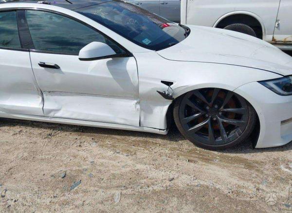 Balts Tesla Model S 2022 Klaipėda, ar dzinēja tilpumu 0.00 L un nobraukumu 72 tūkst. km par 25900 €, foto 5 vietnē AUTOMOTO.COM.LV