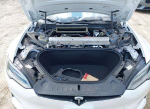 White Tesla Model S 2022 in Klaipeda, with an engine capacity of 0.00 L and mileage of 72 thousand km for 25900 €, photo 11 on AUTOMOTO.COM.LV