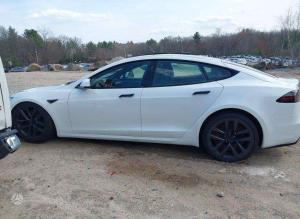 White Tesla Model S 2022 in Klaipeda, with an engine capacity of 0.00 L and mileage of 72 thousand km for 25900 €, photo 13 on AUTOMOTO.COM.LV
