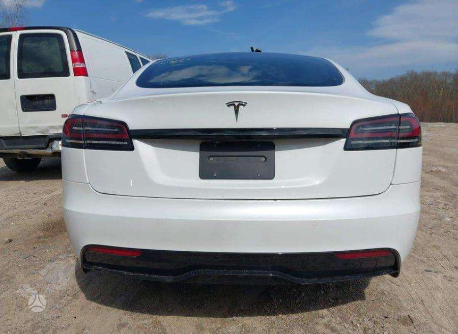 White Tesla Model S 2022 in Klaipeda, with an engine capacity of 0.00 L and mileage of 72 thousand km for 25900 €, photo 16 on AUTOMOTO.COM.LV
