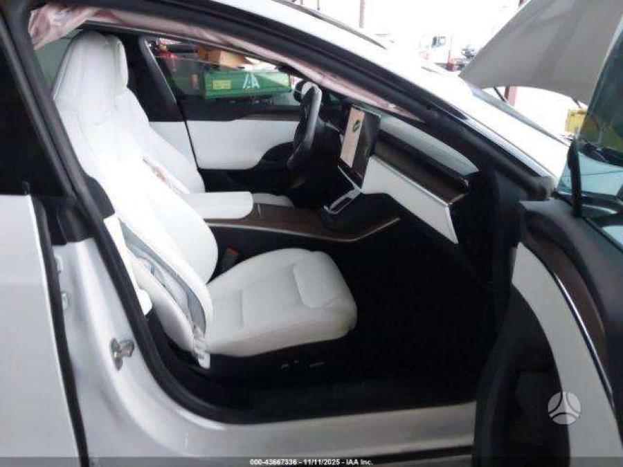 White Tesla Model S 2023 in Klaipeda, with an engine capacity of 0.00 L and mileage of 81 thousand km for 14500 €, photo 5 on AUTOMOTO.COM.LV