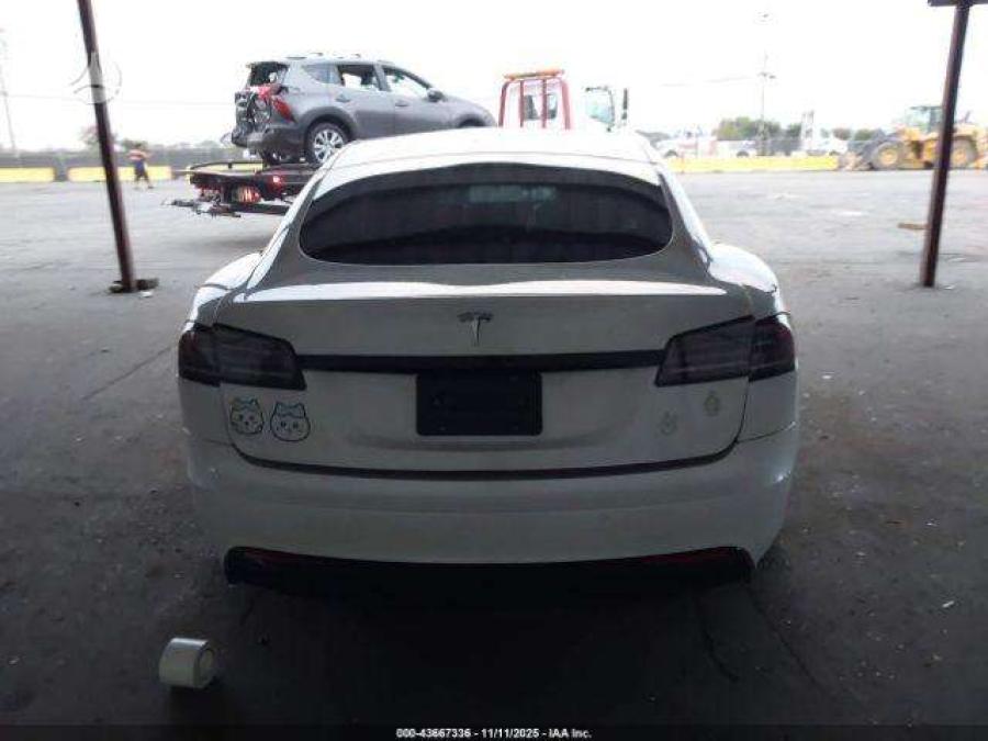 White Tesla Model S 2023 in Klaipeda, with an engine capacity of 0.00 L and mileage of 81 thousand km for 14500 €, photo 17 on AUTOMOTO.COM.LV