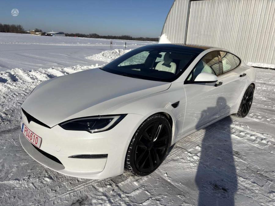 White Tesla Model S 2023 in Kaunas, with an engine capacity of 0.00 L and mileage of 47 thousand km for 63000 €, photo 1 on AUTOMOTO.COM.LV