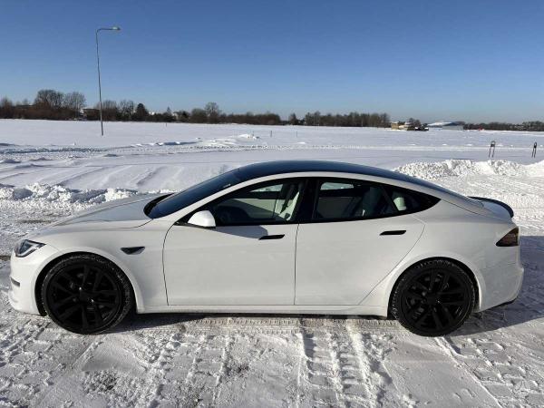 White Tesla Model S 2023 in Kaunas, with an engine capacity of 0.00 L and mileage of 47 thousand km for 63000 €, photo 4 on AUTOMOTO.COM.LV