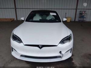 White Tesla Model S 2023 in Kaunas, with an engine capacity of 0.00 L and mileage of 80 thousand km for 29600 €, photo  on AUTOMOTO.COM.LV
