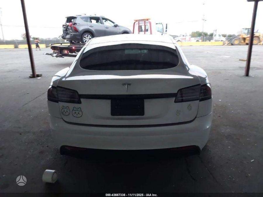 White Tesla Model S 2023 in Kaunas, with an engine capacity of 0.00 L and mileage of 80 thousand km for 29600 €, photo 6 on AUTOMOTO.COM.LV