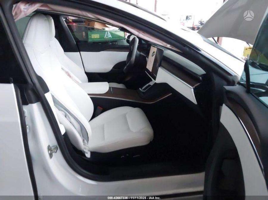 White Tesla Model S 2023 in Kaunas, with an engine capacity of 0.00 L and mileage of 80 thousand km for 29600 €, photo 7 on AUTOMOTO.COM.LV