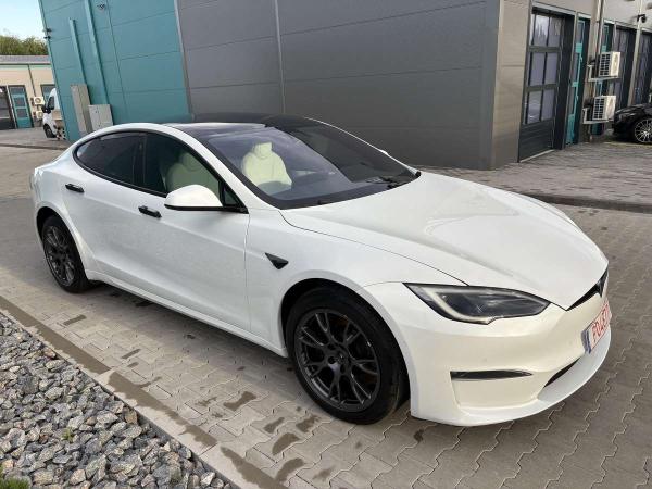 Balts Tesla Model S 2023 Kauņa, ar dzinēja tilpumu 0.00 L un nobraukumu 129 tūkst. km par 39000 €, foto 1 vietnē AUTOMOTO.COM.LV