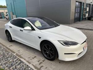 Белый Тесла Модель С 2023 в Каунас, объемом двигателя 0.00 л и пробегом 129 тыс. км за 39000 €, фото  на AUTOMOTO.COM.LV
