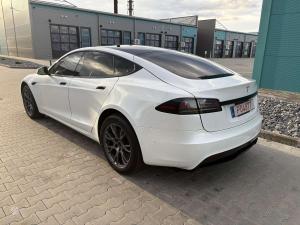 Белый Тесла Модель С 2023 в Каунас, объемом двигателя 0.00 л и пробегом 129 тыс. км за 39000 €, фото 5 на AUTOMOTO.COM.LV