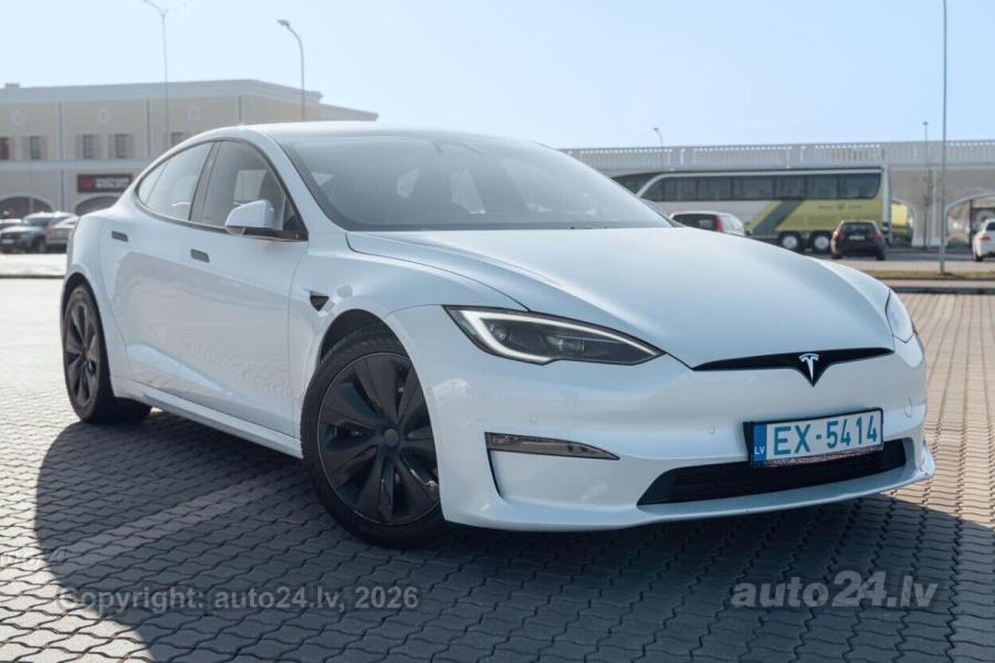 White Tesla Model S 2023 in Riga, with an engine capacity of 0.00 L and mileage of 75 thousand km for 59900 €, photo 1 on AUTOMOTO.COM.LV